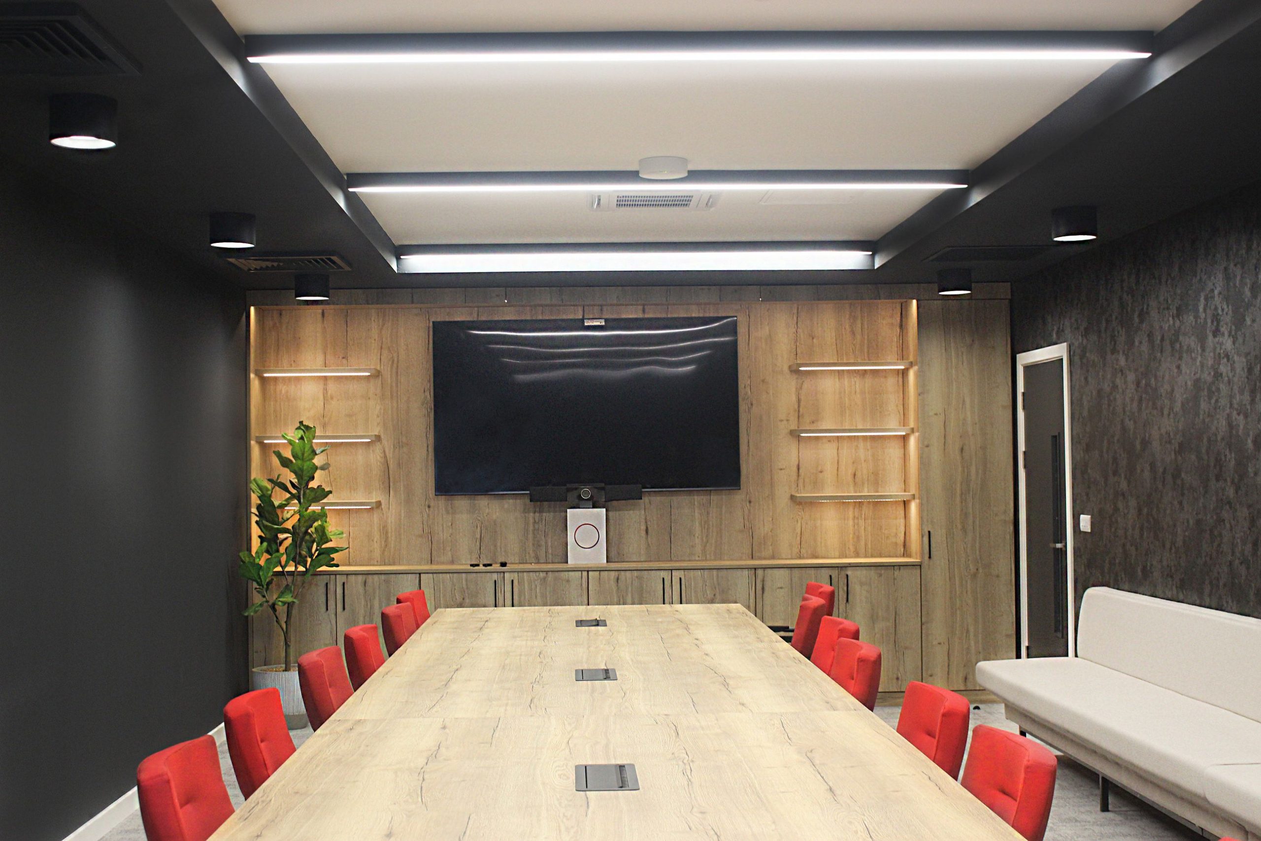 The Benefits of a Bespoke Joinery for Commercial Spaces - Tür Offen